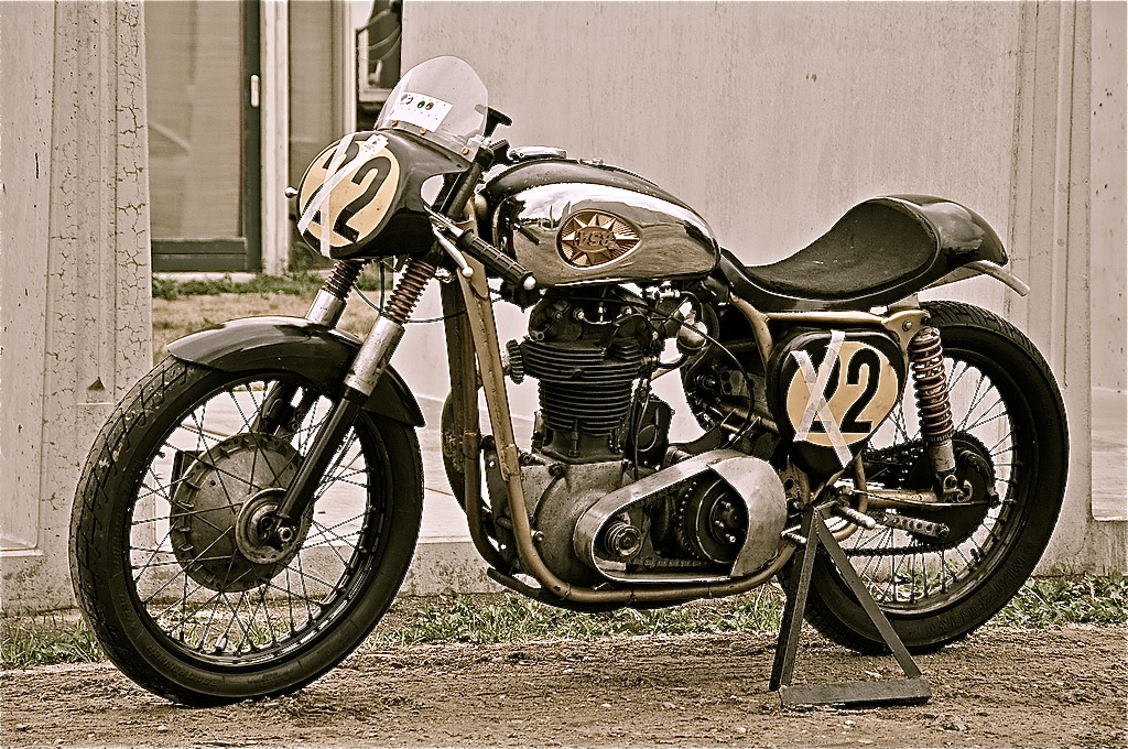 BSA B33 - Inazuma café racer