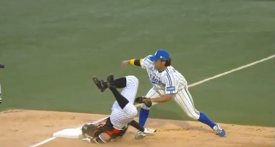 Korean baseball player slides face-first into third (Video) ~ Holdout ...
