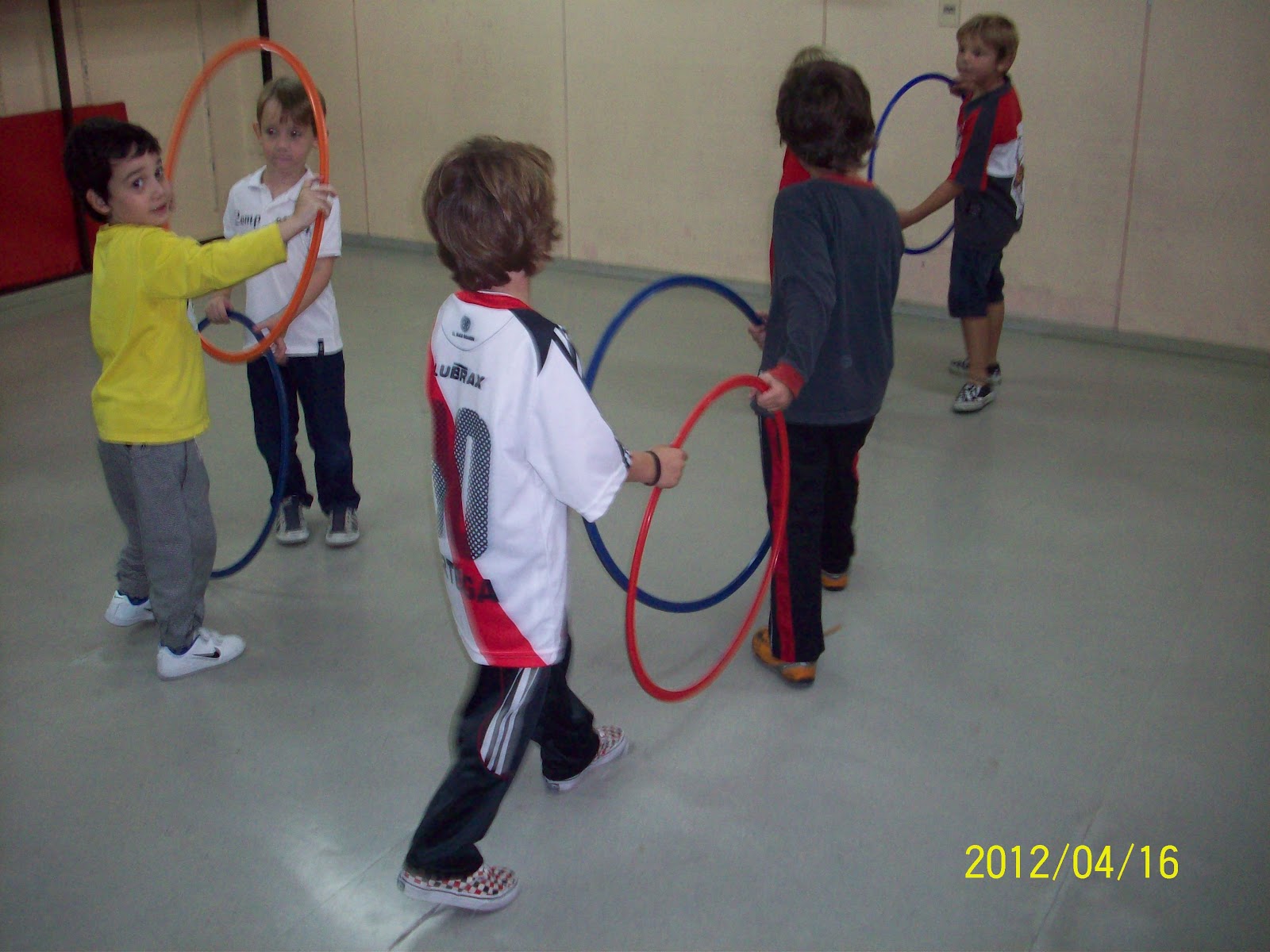 Gs3: En E.P.S avec des cerceaux