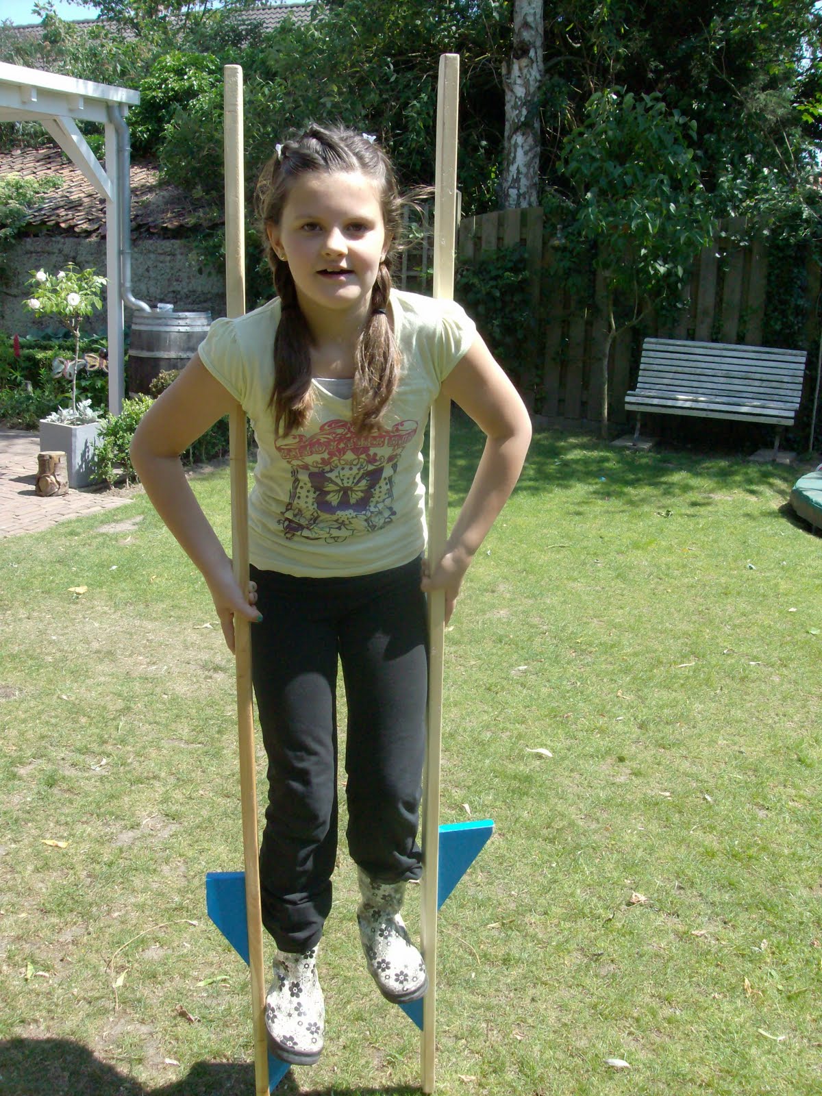 A foto every day: Jur en Rafke kunnen op stelten lopen