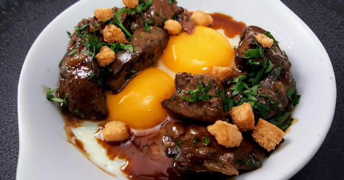 Oeufs sur le plat aux foies de volaille