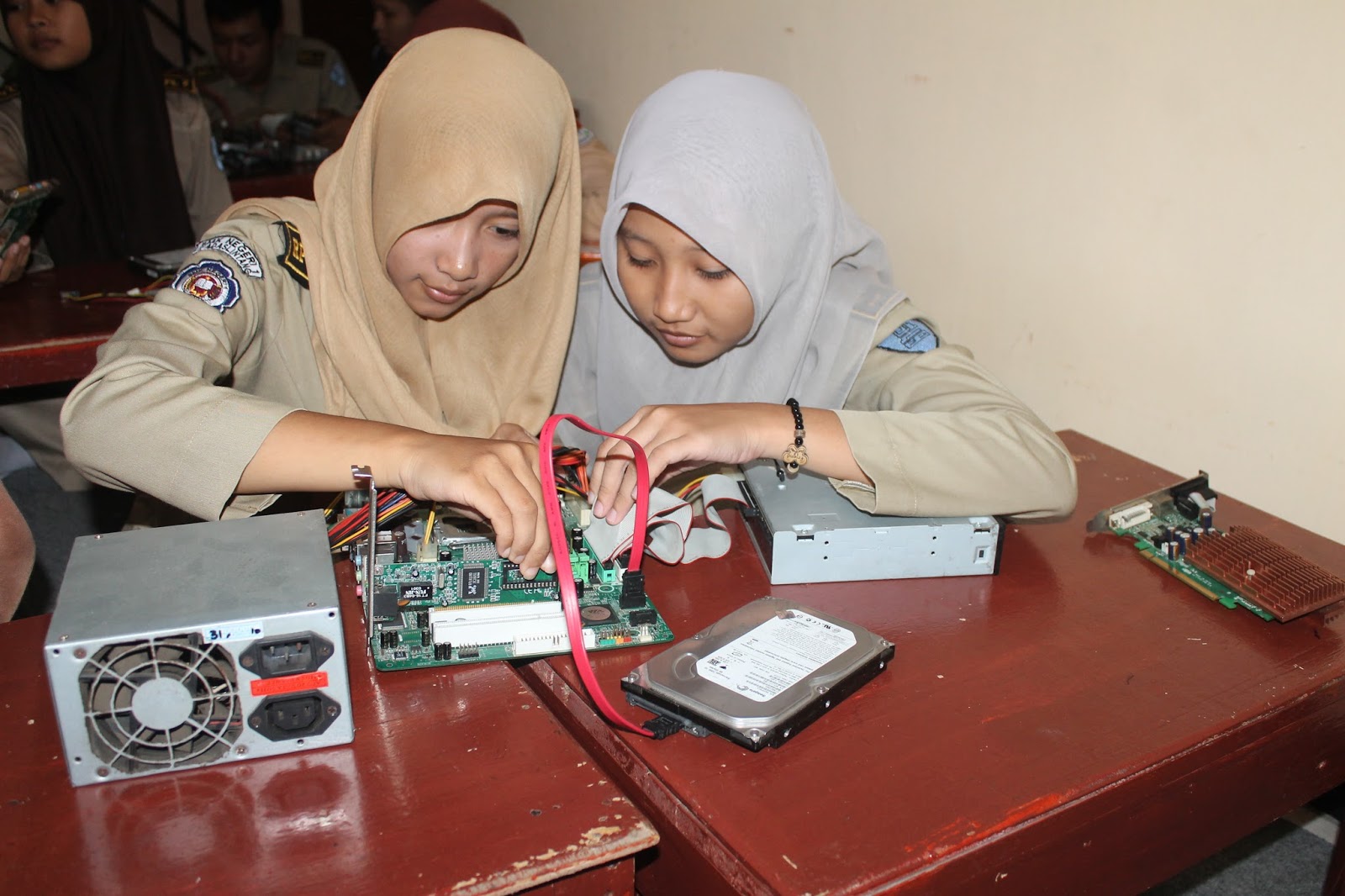 ini dia foto foto keserius siswa SMK N 1 Wadaslintang PKL di MK Computer Kebumen - Tempat PKL ...