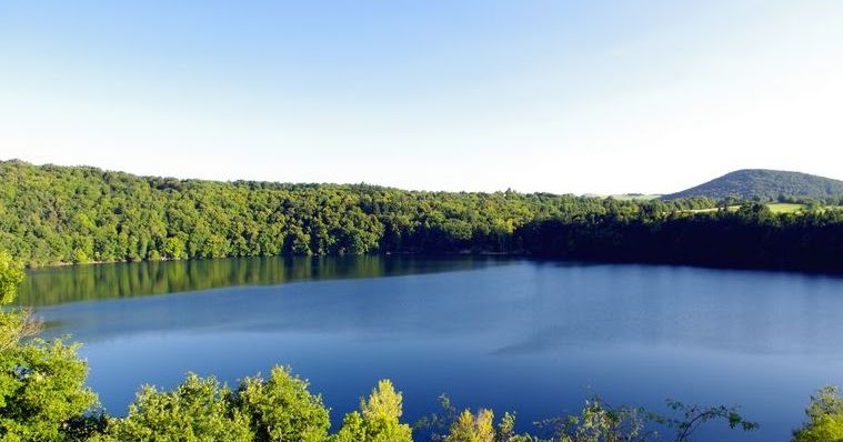Visitons l'Auvergne : Le Gour de Tazenat, Puy-de-Dôme.Regards et Vie d ...