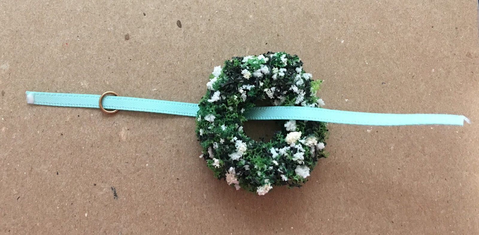 My Miniature Madness: So Many Ways To Make A Wreath