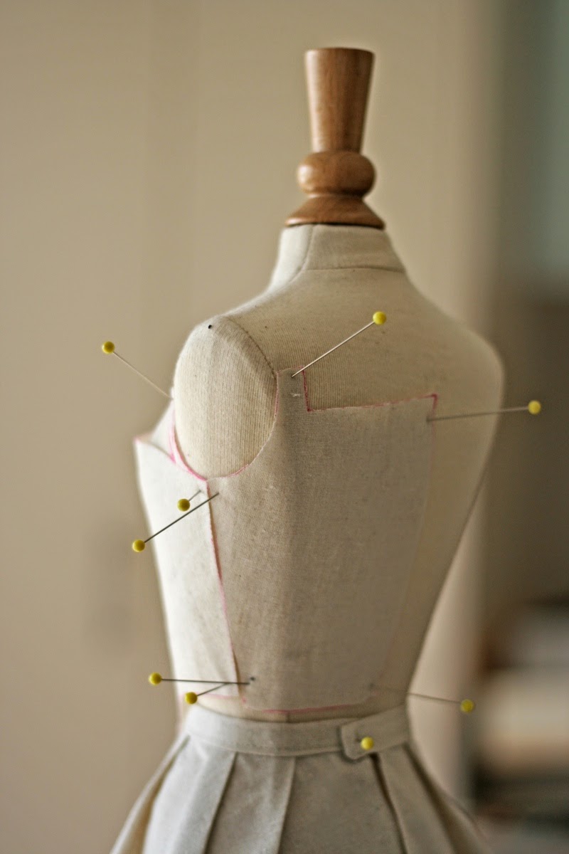 The Alcega Project: Project #5. F.59a - "Kirtle and low cut bodice of silk"