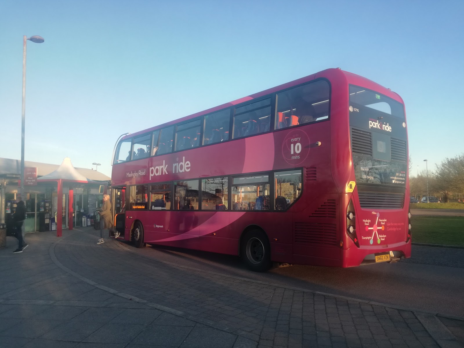 Steve's Bus & Train Page: Oooh What A Pretty Bus!