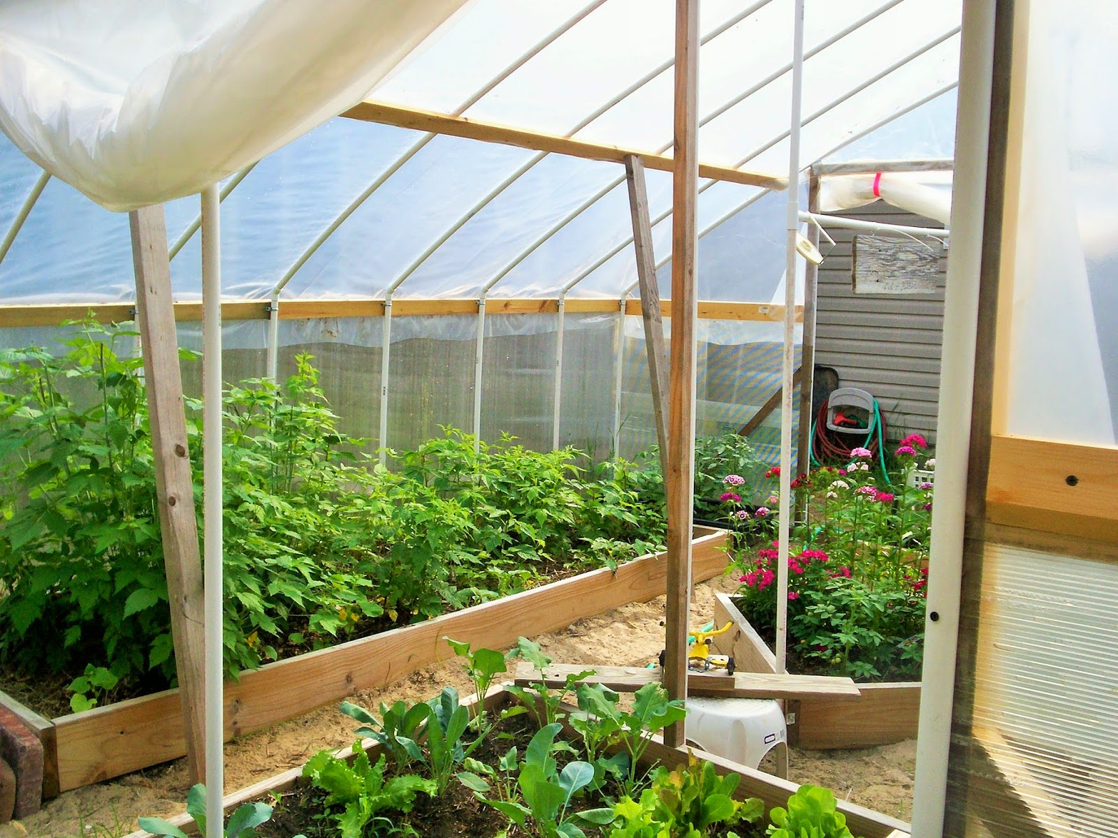 Karens Krafty Kottage: DIY hoop house