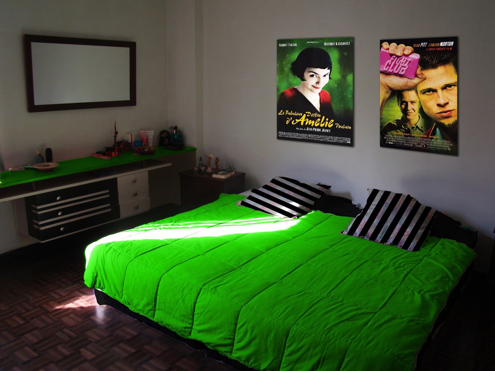 una pila de arte: - cuarto verde