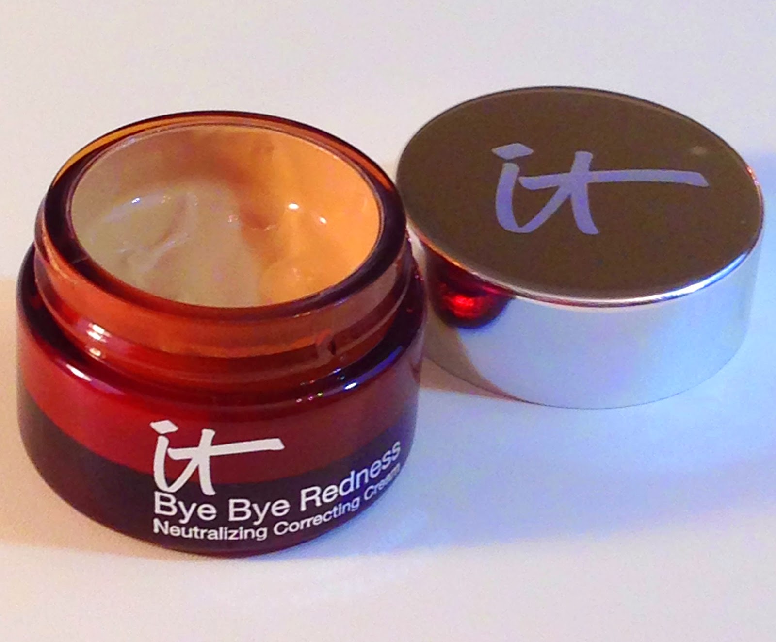 Fashion Maven... Mommy: Bye Bye Redness - IT Cosmetics