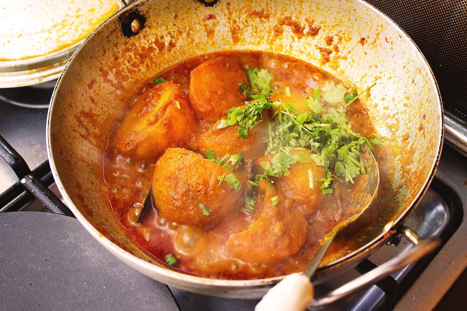 Kosha Aloor Dom / Bengali Style Spicy Dum Aloo