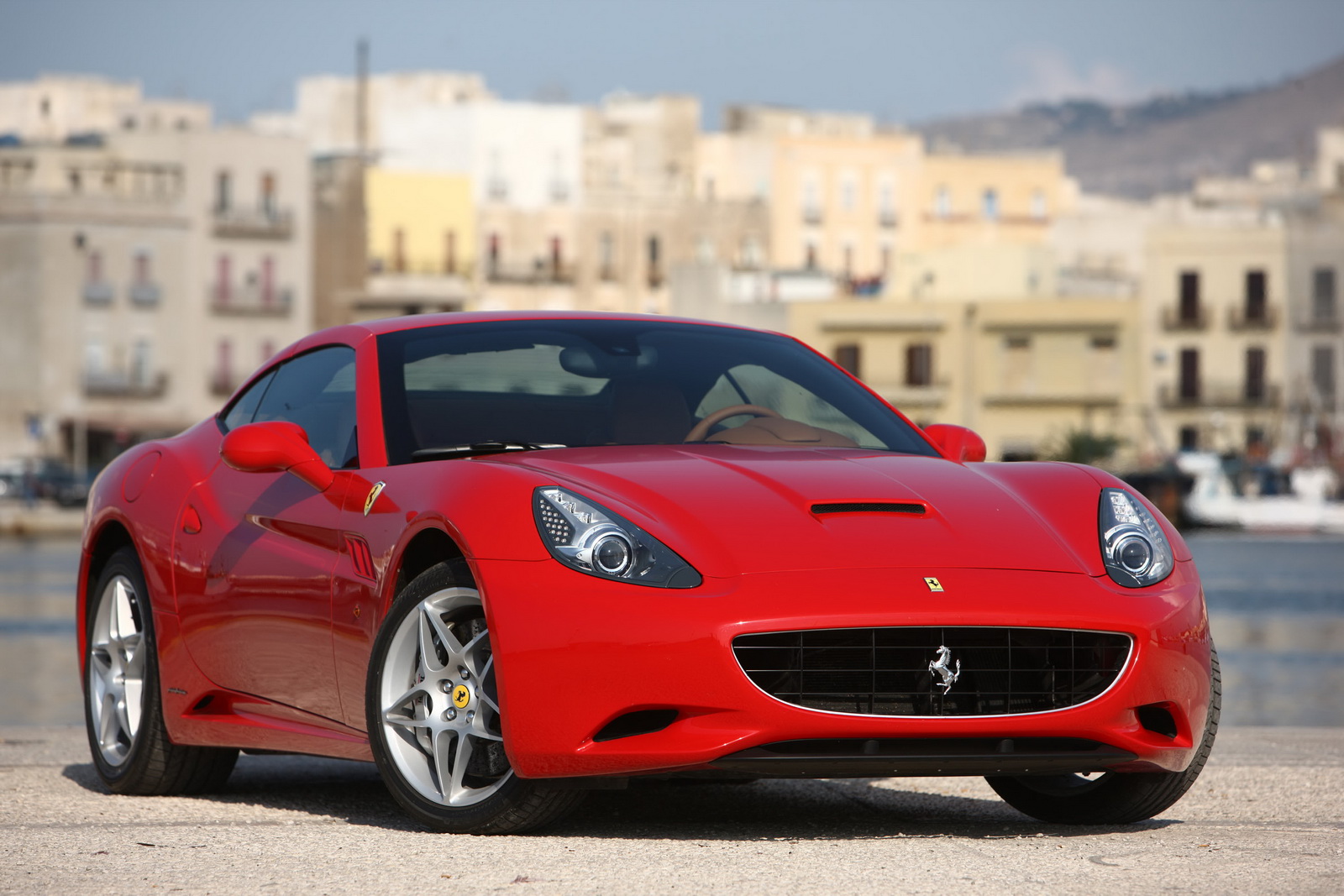 Divulgados primeiras informações da nova Ferrari California