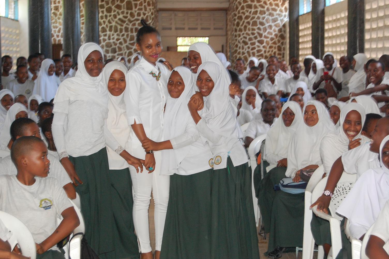 Jokate awafunda wanafunzi wa sekondari ya Kibasila - Elimu Bora Tanzania