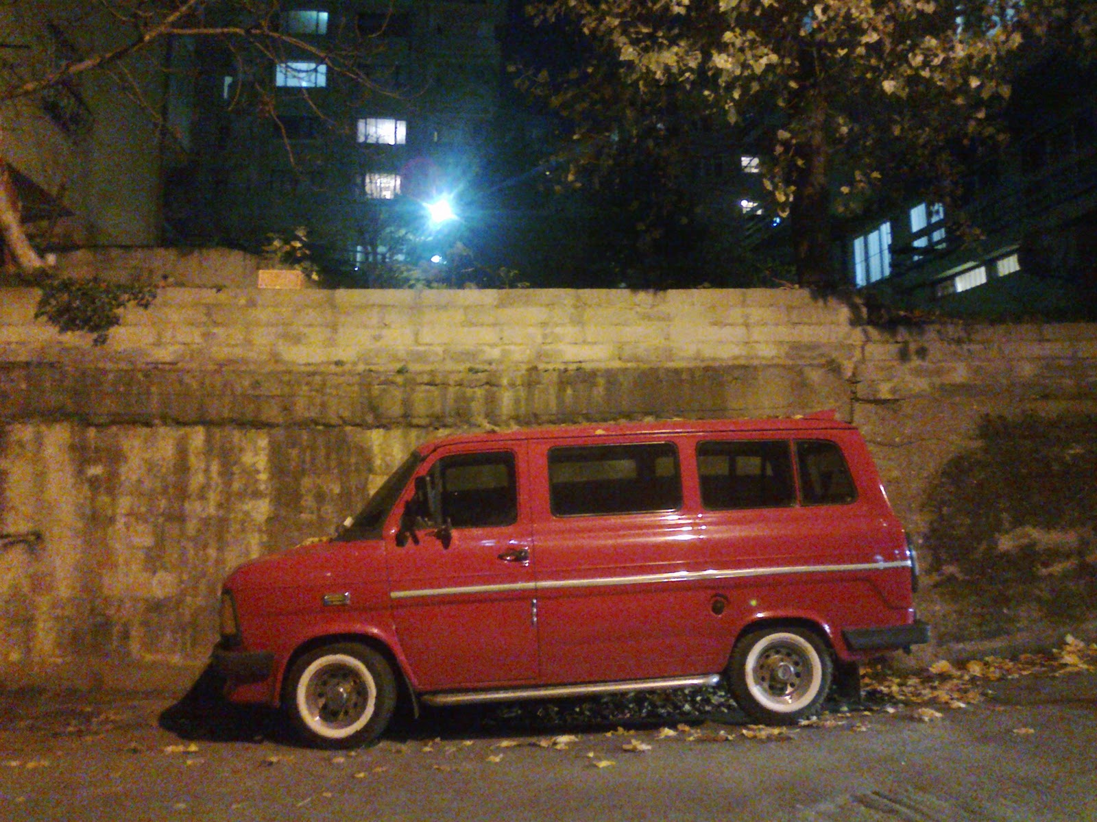 eski ve park etmiş: 1978 Ford Transit 100 D Minibus