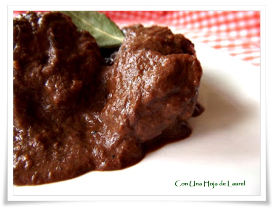 Pollo al Chocolate ~ Con Una Hoja de Laurel