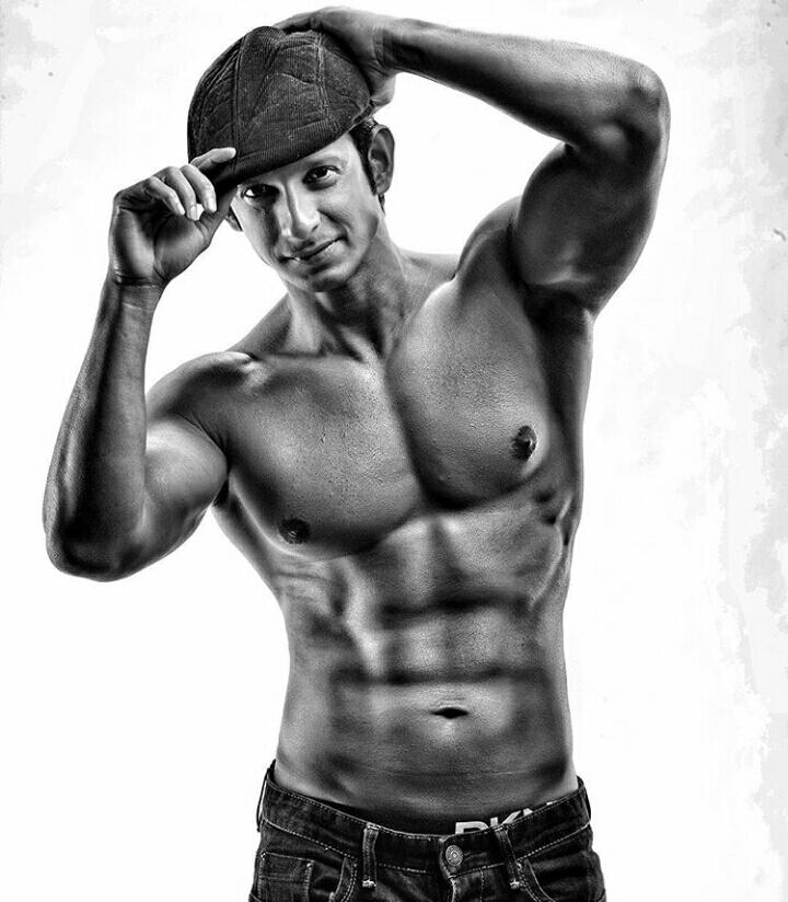 Shirtless Bollywood Men: Sharman Joshi's buff bod