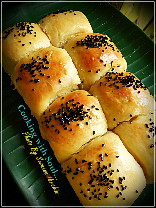 ..Cooking with soul.....: ROTI INTI CHEESE 'N' SOSEJ