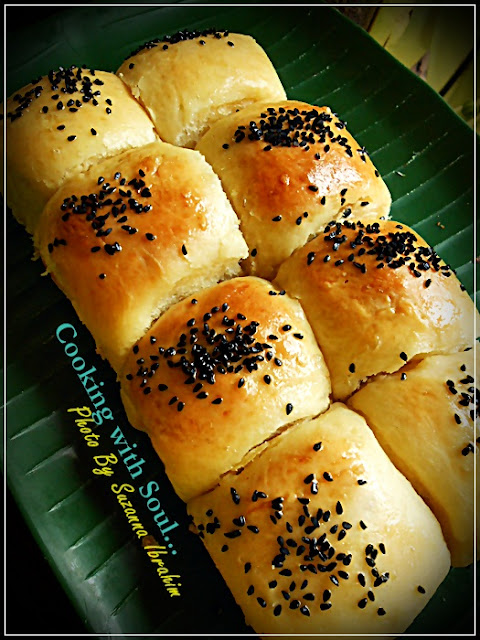 ..Cooking with soul.....: ROTI INTI CHEESE 'N' SOSEJ