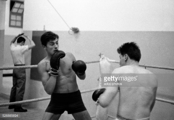 ALAIN DELON: VIDA COTIDIANA. VIE QUOTIDIENNE. TIEMPO LIBRE. LOISIRS.