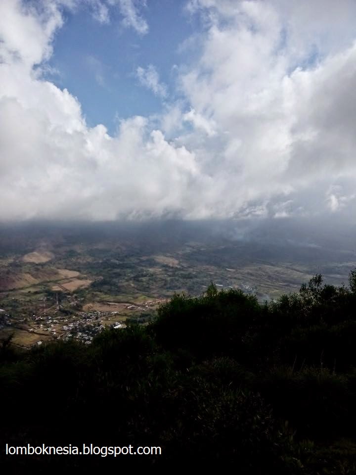 TREKKING TO PEGASINGAN HILL - Lombok?