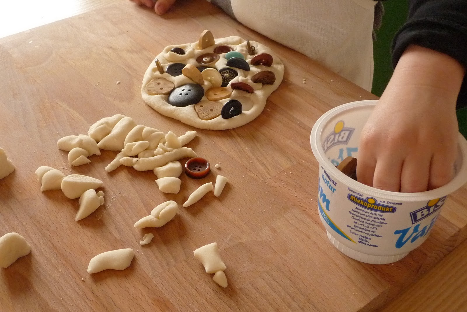 Make and Play: Playdough and buttons / Testo i dugmad