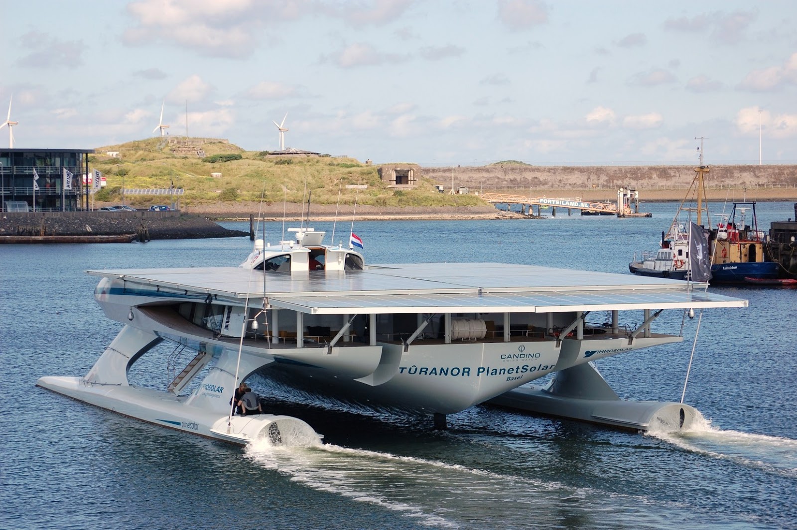 Dream Walker: Turanor PlanetSolar | World's largest solar-powered boat