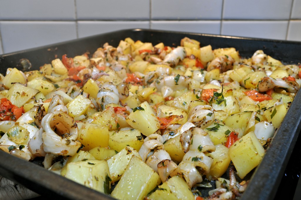 Moj svet kuhanja in priprave sladic: Lignji s krompirjem v pečici