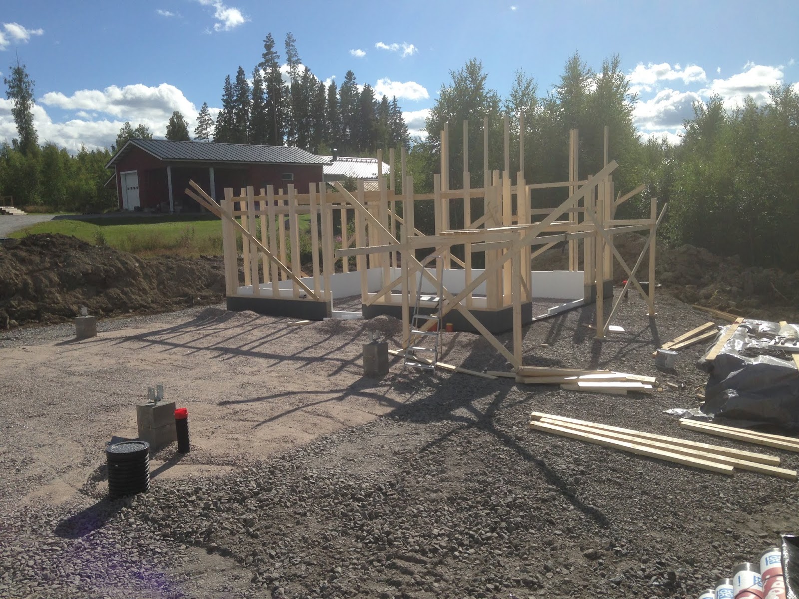 Autotallin runko ja julkisivu