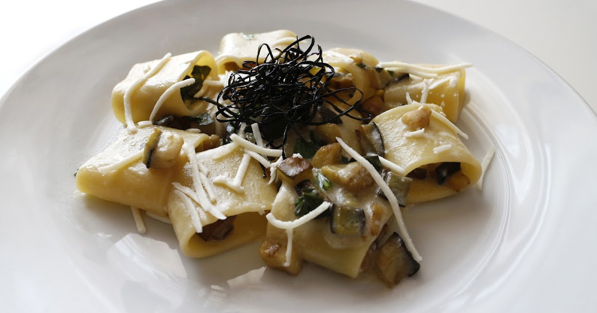 Mezzi paccheri con Pecorino Sardo Dop Dolce e melanzane fritte