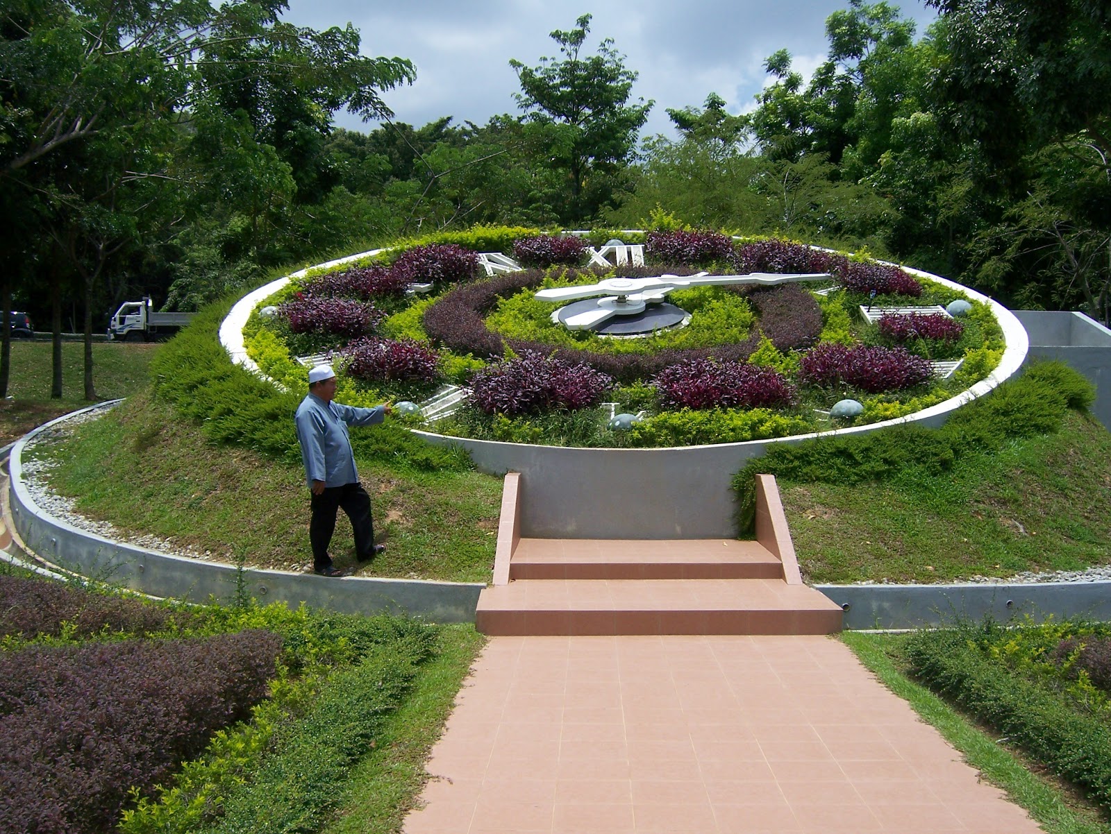 Replika Jam Pokok Bunga berharga Hampir RM500,000 telah Rosak ...