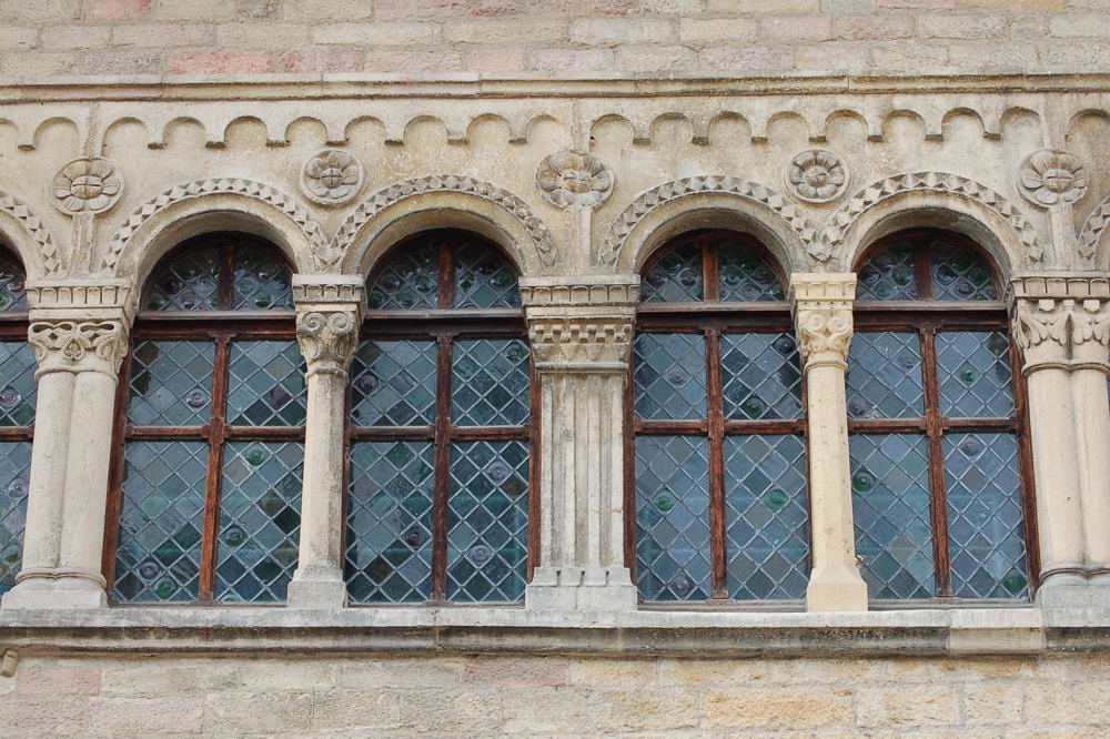 A Glossary of Romanesque Architecture: Arcature (gallery ©)