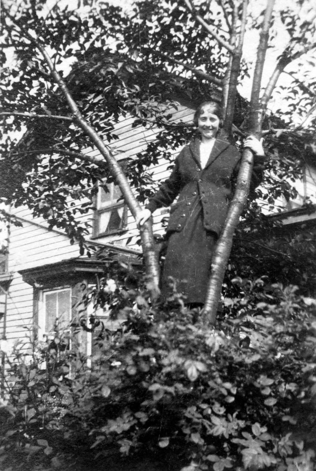 52 Vintage Snapshots Capture Young Women Jauntily Posing in Trees From ...