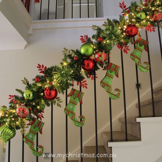 13 Hermosas ideas para decorar escaleras en navidad ~ lodijoella
