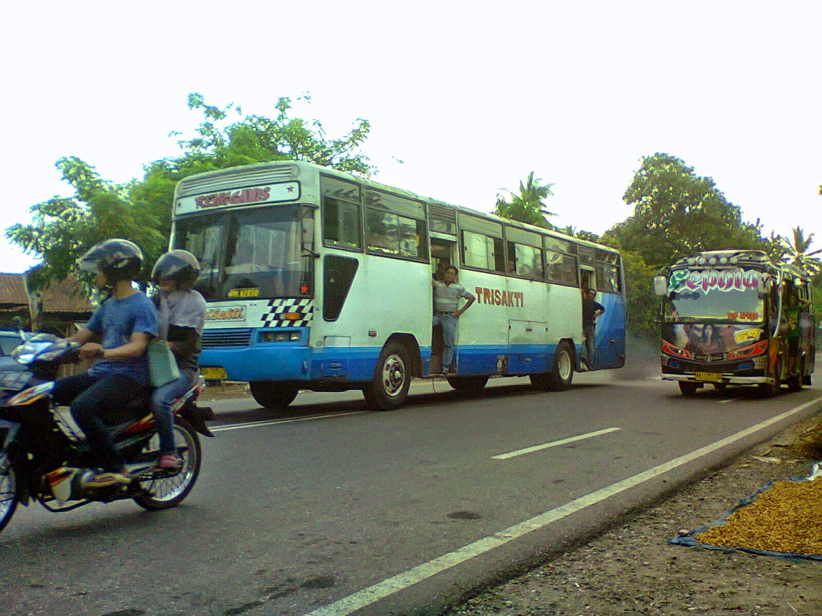 Kumpulan Foto Bus Bumel AKDP dan AKAP Yang Melintas Kebumen