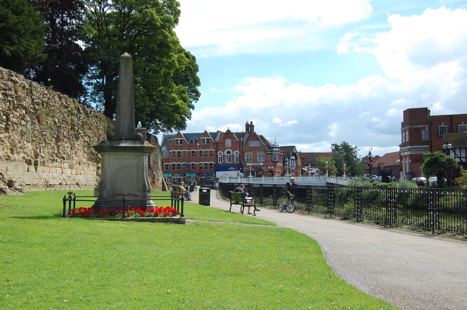 Tonbridge Daily: Promenading At Tonbridge Castle