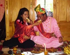 indonesia warna warni: Upacara Adat Molonthalo Dari Gorontalo, Sulawesi ...