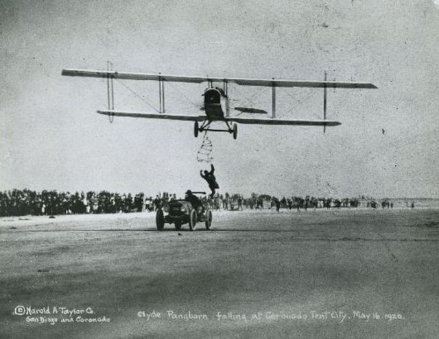 Vintage Photos of Pilots Perform Grand Aerial Stunts in the 1920s ...