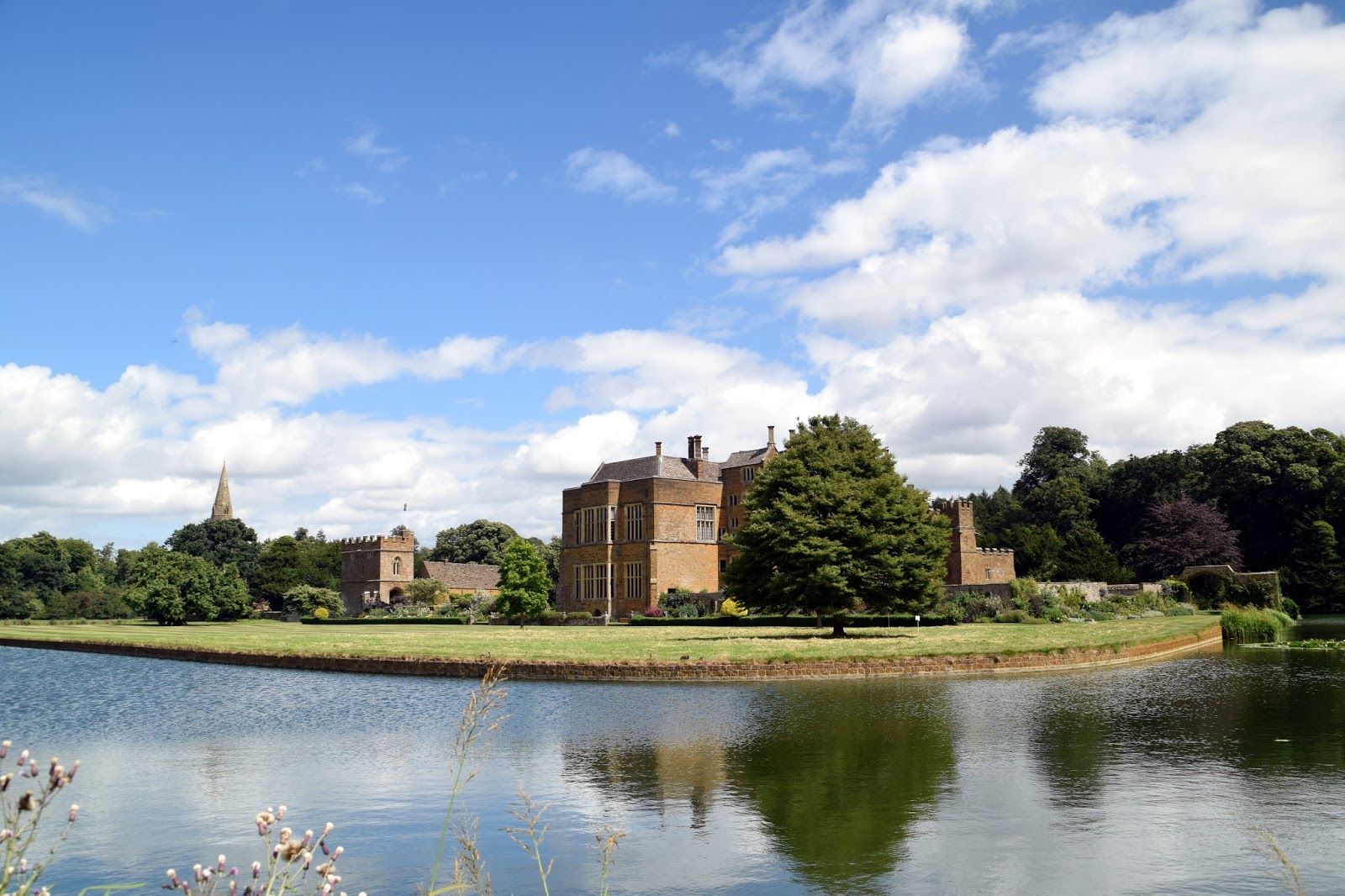 Enjoy your time with beautiful places: Broughton Castle