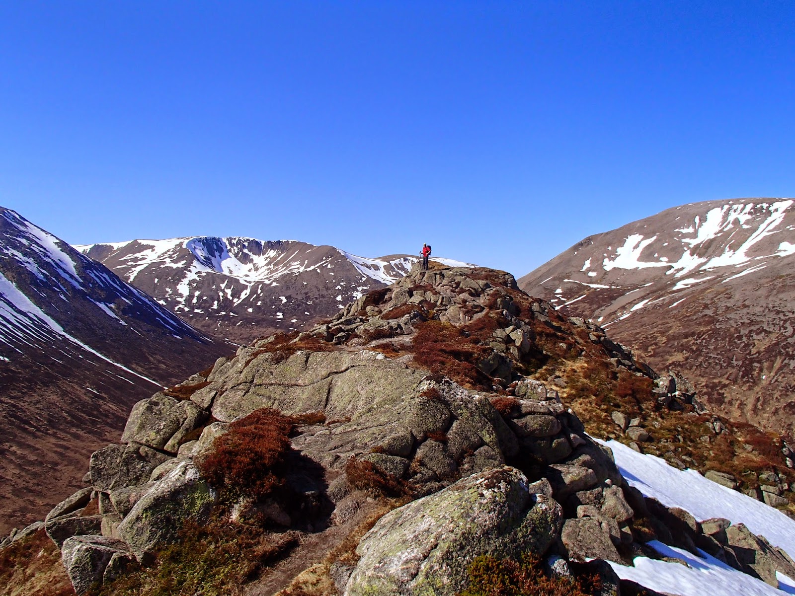 TARMACHAN MOUNTAINEERING: BEN MACDUI & CARN A' MHAIM ON A PERFECT DAY