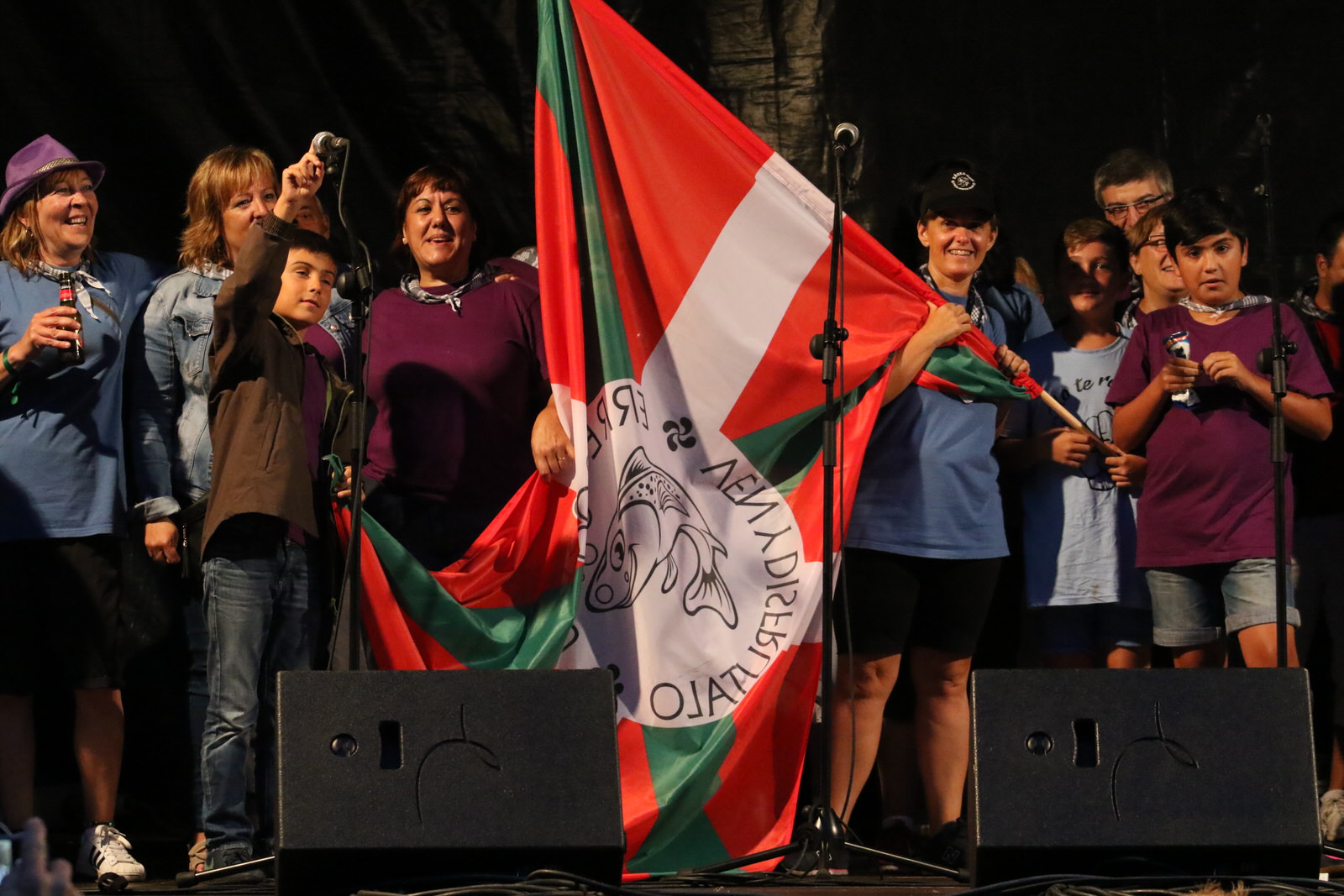 Cientos de personas despiden las fiestas de Retuerto y a su trucha jubilada