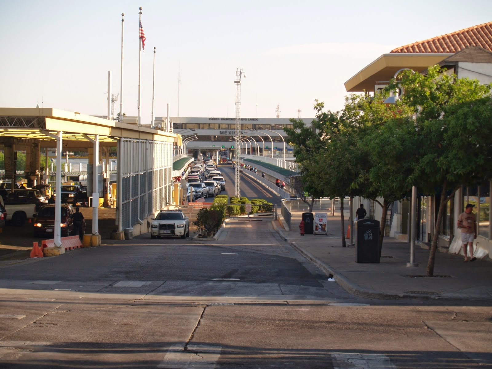 NOTICIAS DE NUEVO LAREDO: LARGAS FILAS DE MEXICANOS EN PUENTES ...