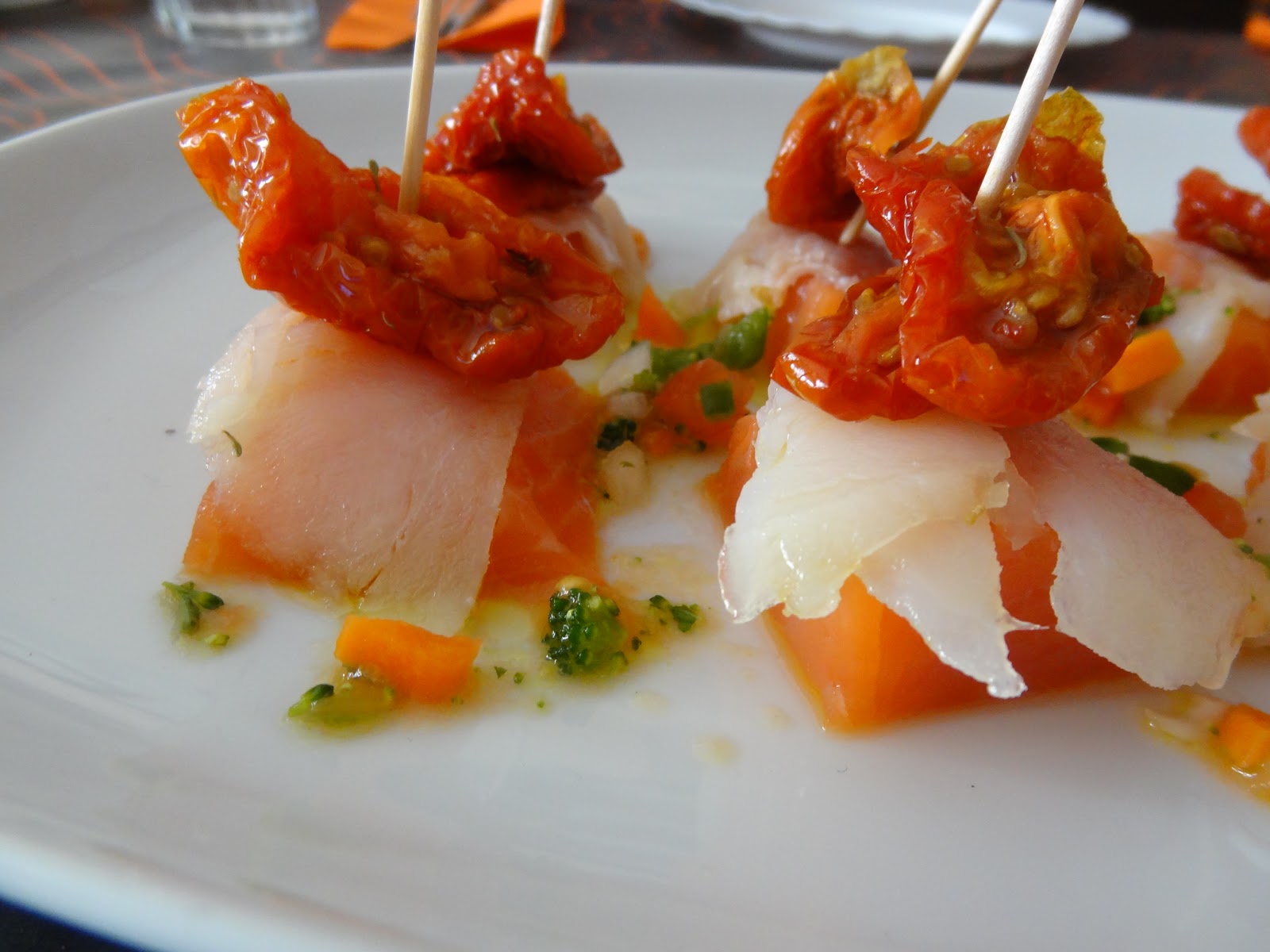 La cuchara de Pepe: Pincho de Salmón, Bacalao y tomates secos confitados.
