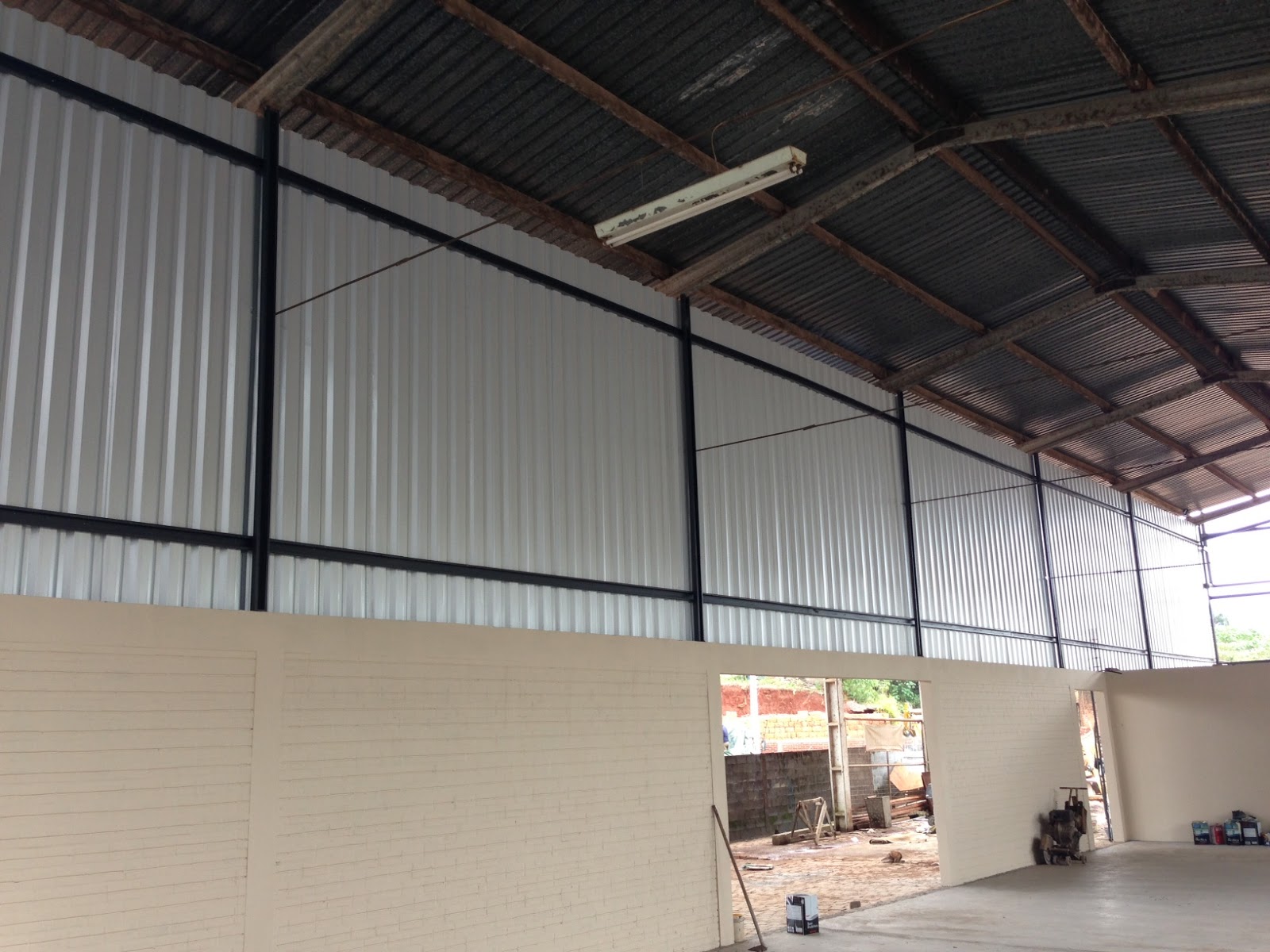 Ferrum Esquadrias: Fechamento lateral em telhas trapezoidais