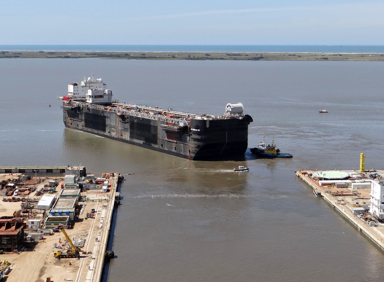 videVERSUS: CASCO DA PLATAFORMA P-66 DEIXA O DIQUE SECO DO ESTALEIRO ...
