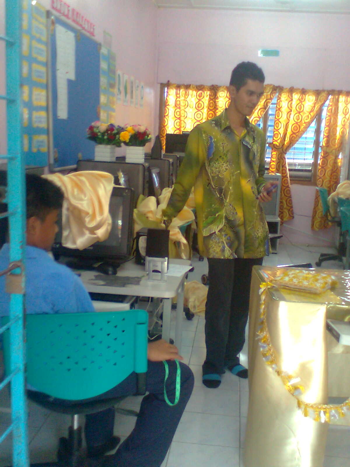 LoNgK@i_2U (*_*): PUSAT AKSES KECERIAAN MEMASANG LAPIK MEJA & LANGSIR