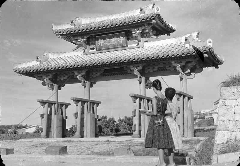 Ryukyu Life: Then and Now Photos: Shureimon (守礼門) a Torii in Okinawa