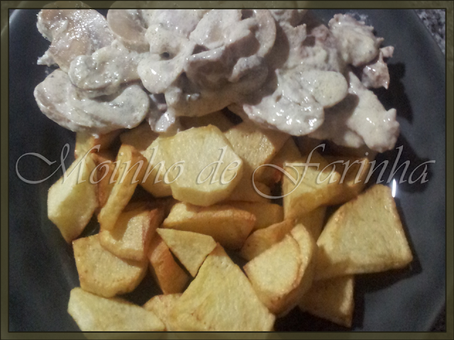 Moinho De Farinha: Bifinhos com natas e cogumelos
