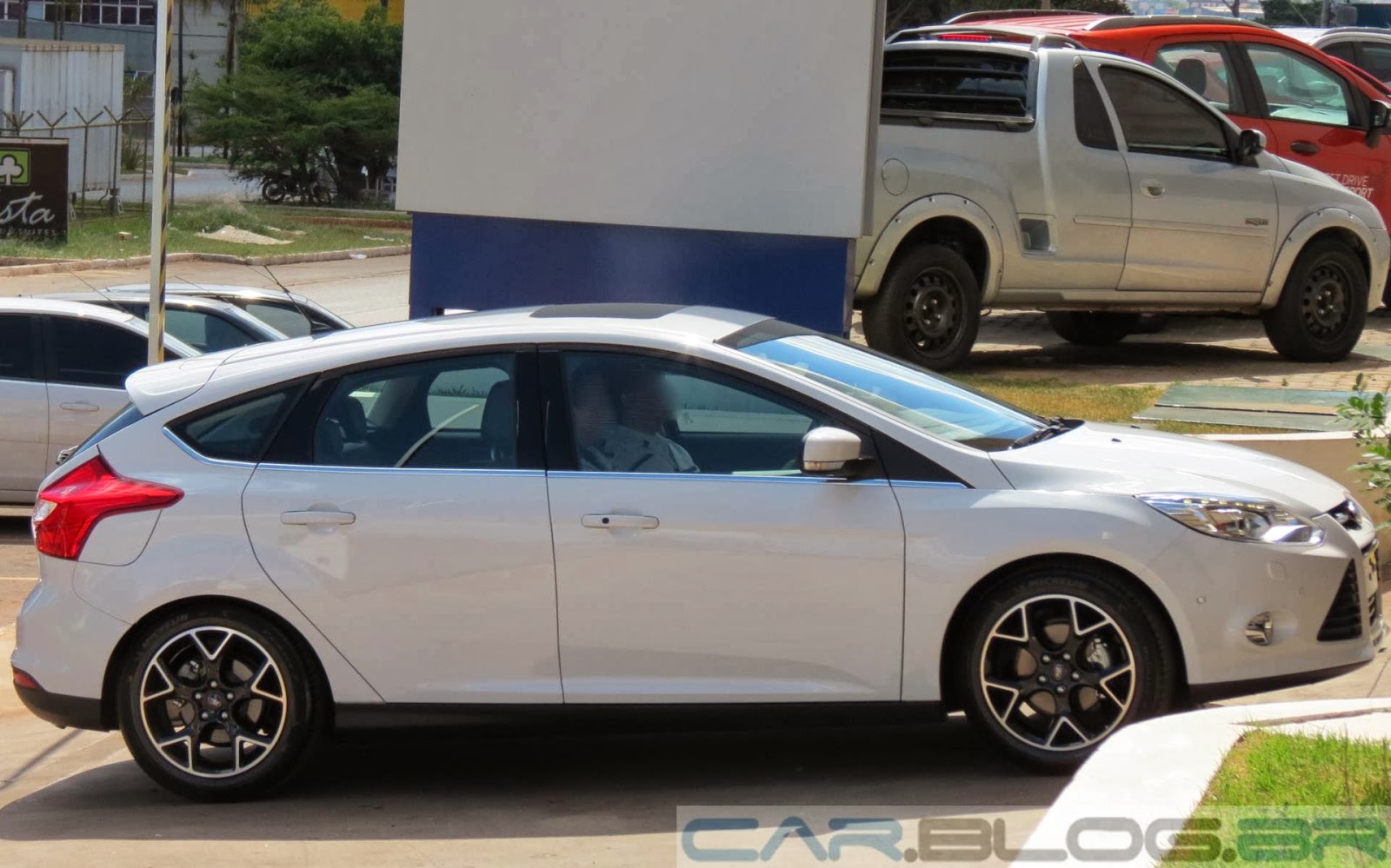 Focus Hatch Titanium Plus: fotos, vídeo, preço e consumo