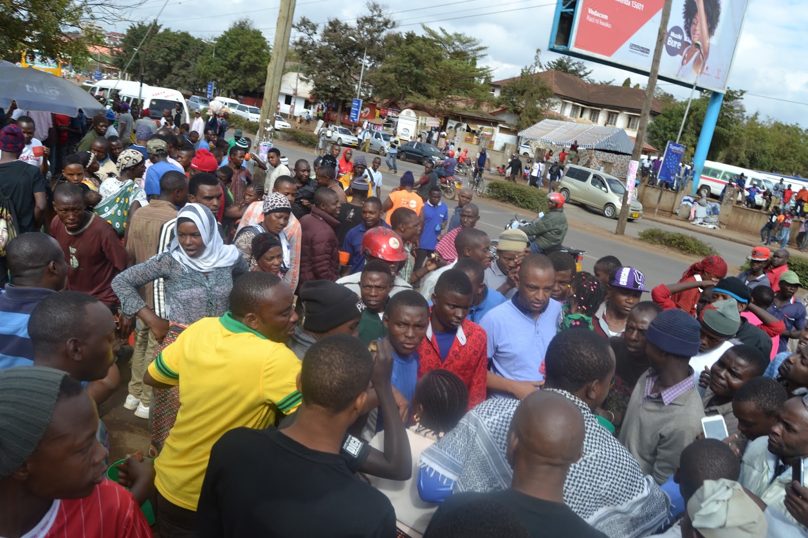 DAVIS MOSHA ABEBESHWA MAJUKUMU YA MBUNGE MOSHI MJINI NA WANANCHI ...