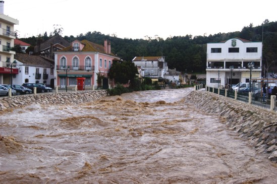 M@IS ALENQUER: Chuva inunda Ribafria e corta estradas