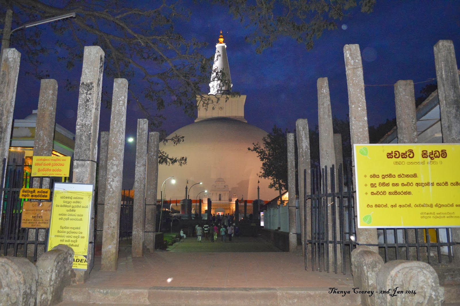 To the world.....: A night at the Ruwanwelisaya